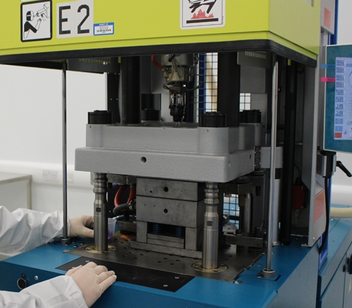 Vertical Overmoulding | Synecco